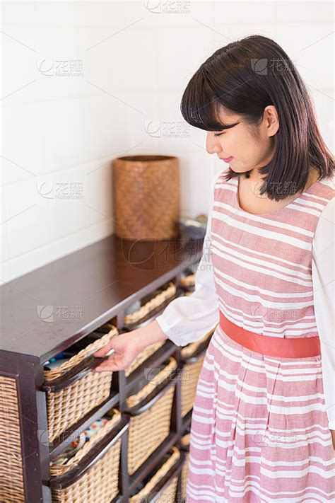 日本妇女打开抽屉