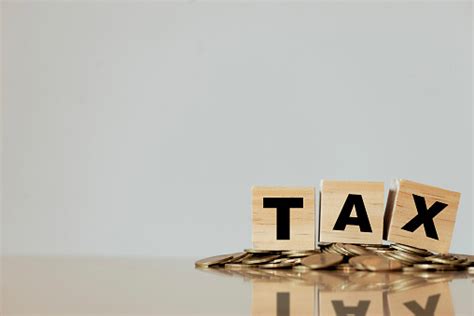 Tax 동전에 놓인 나무 블록의 텍스트 연간 세금 납부 시간을 보여줍니다 0명에 대한 스톡 사진 및 기타 이미지 0명 개념