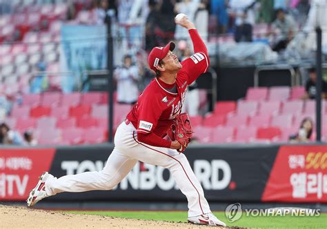 역투하는 Ssg 선발투수 김광현 연합뉴스