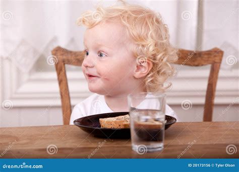 Junger Junge Der Das Mittagessen Isst Stockfoto Bild Von Expect