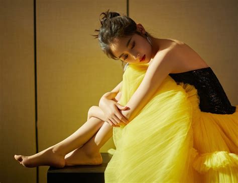 陈钰琪身穿露背礼服，美臂纤长玉足动人（25） 图片 名腿网