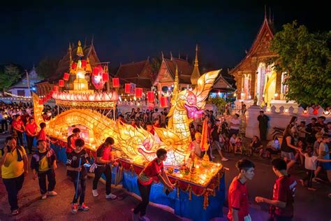 Parade The Lamp For The Lantern Festival At The End Of Buddhist Lent
