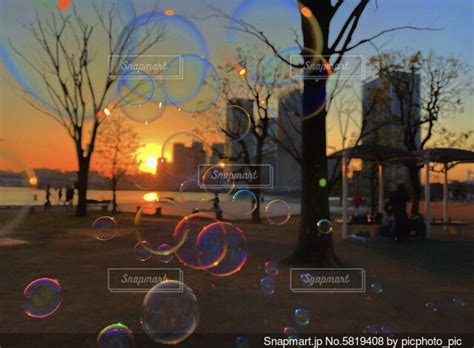 夕焼けとシャボン玉の写真・画像素材 5819408 Snapmart（スナップマート）