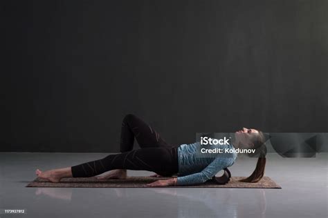 코 카 서 스 여자 훈련 및 휴식에 대 한 고무 롤러를 사용 하 여 운동에 대한 스톡 사진 및 기타 이미지 운동 가냘픈
