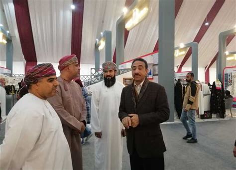 سفير عمان بـ القاهرة يزور معرض بيت العرب ويؤكد عمق العلاقة بين