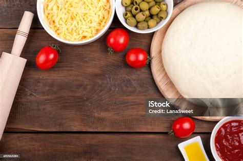피자 재료입니다 반죽 회전 핀 체리 토마토 올리브 오일 올리브 토마토 소스와 치즈는 나무 테이블에 피자를 요리 위에서 보기 0