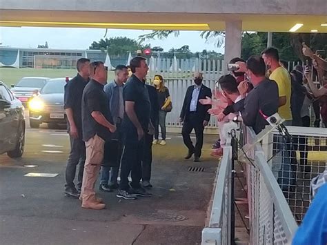 De Novo Sem Máscara Bolsonaro Fala Com Militantes No Palácio Da