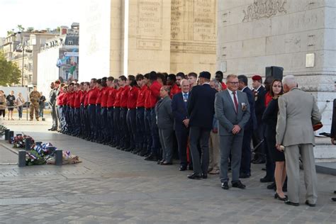 Ravivage De La Flamme Sous L Arc De Triomphe Epide