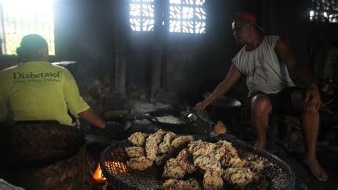 Peyek Dan Geplak Mbok Tumpuk Yang Legendaris Oleh Oleh Khas Dari