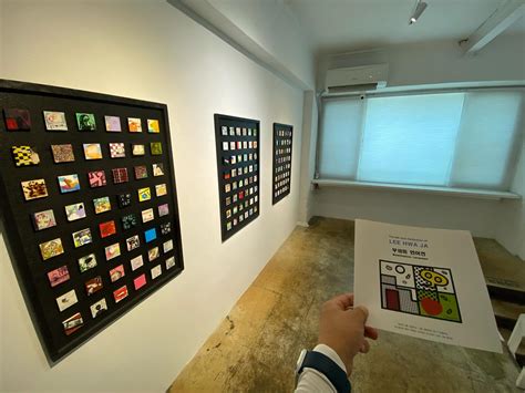 평일 전시 관람 평일에 같이 전시보고 커피한잔 할 여유 있는 사람은 참 좋겠다 18 1갤러리의 전시를 보고 왔다 이화자 작가의 ‘무의미언어전 1층은 일러스트