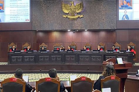 Mengamati Posisi Duduk Anwar Usman Paman Gibran Paling Ujung Pada