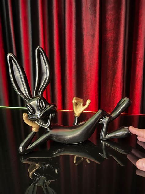 Estátua Pernalonga Prime Looney Tunes Preto E Dourado 30 Cm Titan Ex