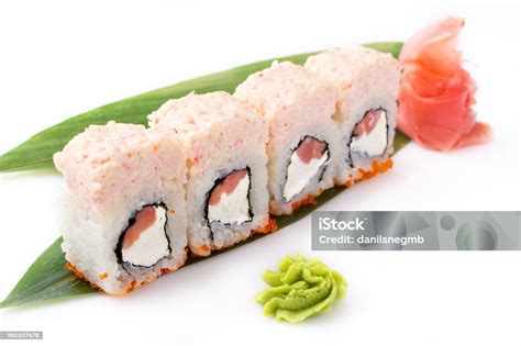 신선한 초밥 연어 필라델피아 치즈와 크랩 롤 고기 무스 바나나 잎에 뻗어 격리 흰색 바탕에 스시 롤입니다 0명에 대한 스톡 사진 및 기타 이미지 Istock