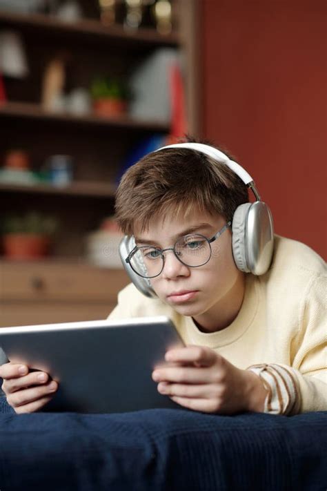 Niño Viendo Videos Musicales De Ocio Imagen de archivo Imagen de ocio
