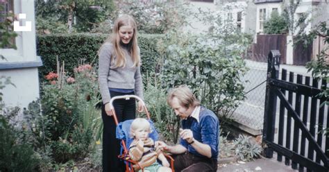 파란색 긴 소매 셔츠와 파란색 데님 청바지를 입은 여자가 빨간색과 검은색 바퀴에 앉아 있다 사진 Unsplash의 무료 회색 이미지