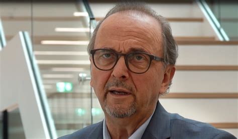 Prof Daniel Buser Macher Und Optimist Auf Dem Sofa Jaune