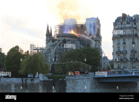 Un incendie a éclaté à la célèbre cathédrale notre Dame de Paris et s
