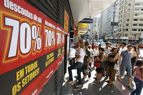 Lojas oferecem descontos de até em liquidação nesta sexta