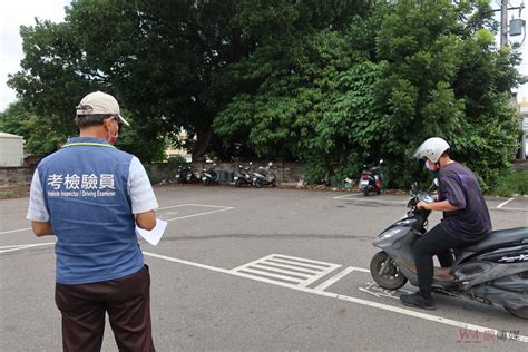 影／揮別無照駕駛！溪湖鎮公所舉辦機車下鄉考照 70人報考40人過關
