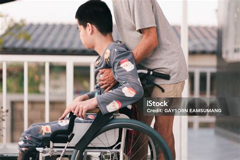 야외 활동 가족 간병 및 다양한 가족 개념에서 휠체어를 탄 십 대 소년 가정 생활에 대한 스톡 사진 및 기타 이미지 가정