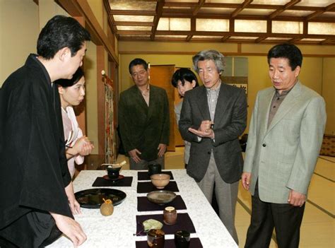 노무현사료관 우라센가의 500년된 다완을 감상하는 고이즈미 준이치로 일본총리와 노무현 대통령