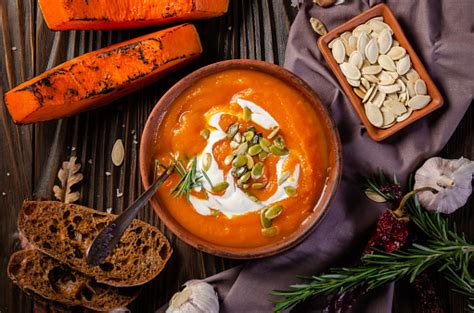 빵 향신료와 채소를 따로 구운 나무 테이블에 점토 접시에 씨앗을 곁들인 홈메이드 소박한 호박 수프의 플랫 레이 뷰 0명에 대한 스톡 사진 및 기타 이미지 Istock