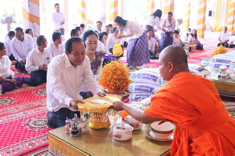 ឯកឧត្តម ងួន រតនៈ រៀបចំចង្ហាន់ប្រគេនព្រះសង្ឃចំនួន ១៤៨អង្គ នៅវត្តកំពង់ធំ