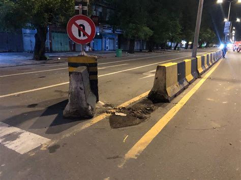 រថយន្តបាឡែនបុករបាំងថ្មពុះចែកទ្រូងផ្លូវបណ្តាលឱ្យរងការខូចខាត សារព័ត៌មាន នគរវត្ត