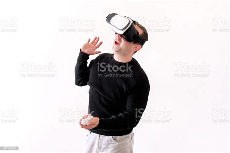 잘생긴 남자 착용 하 고 흰색 바탕에 가상 현실 유리를 재생 가상 현실 헬멧에 소년 액션입니다 가상 현실 헤드셋입니다 사무실 및