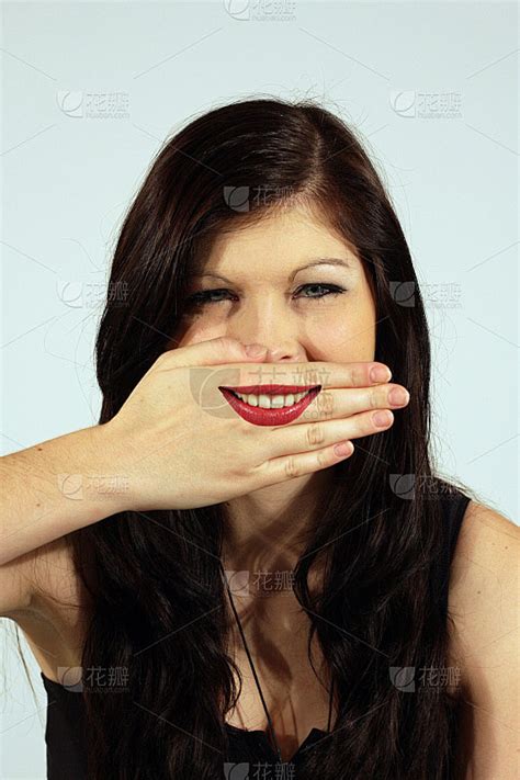 年轻女子诡异的微笑在她的手