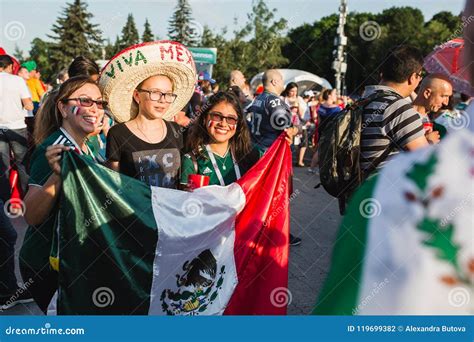 Mosca Russia Giugno 2018 Le Ragazze Messicane In Sombrero Sono