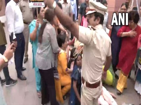 Delhi Congress Mahila Morcha Protests Outside Bjp Hq Against Price