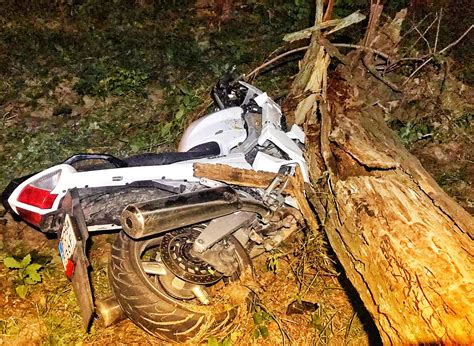 Motocykl wbił się w drzewo Poważny wypadek w Antoninie OSTROW24 tv