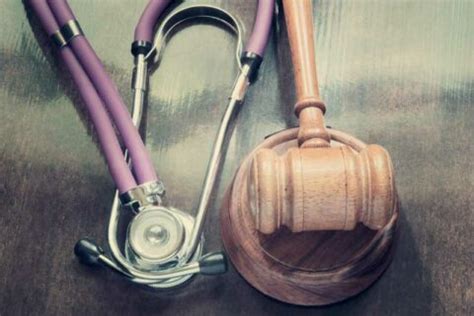 Qué es la negligencia médica y cómo puedo denunciarla Martell Abogados