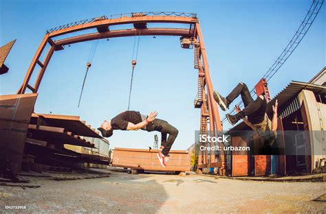 무료 실행 Parkour 하 고 두 남자 모션에 대한 스톡 사진 및 기타 이미지 모션 프리 러닝 2명 Istock