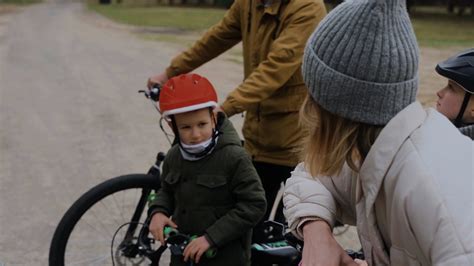 دانلود فوتیج ویدیویی خانواده شاد با دوچرخه استوک فوتیج