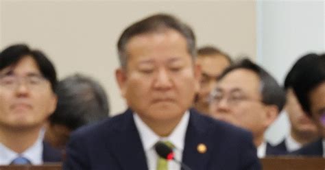 의원이 게시한 자료 바라보는 이상민 행안부 장관