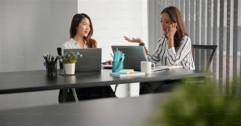 회의실에서 함께 일하는 우아한 사업가 비즈니스 파트너와 전화 통화를 하는 사업가 중 한 명 사진 Unsplash의 기관 이미지