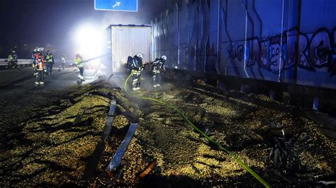 Lkw Mit 20 Tonnen Mandeln Gerät In Brand A49 Gesperrt