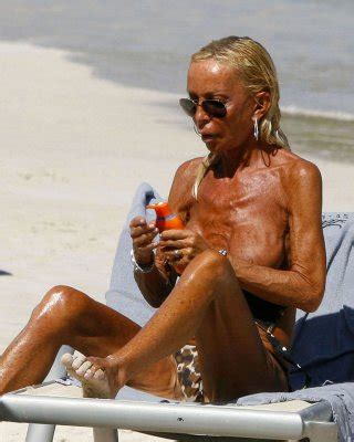 Donatella Versace Cought Exposing Her Big Tits On Beach Paparazzi Pictures Porn Pictures Xxx