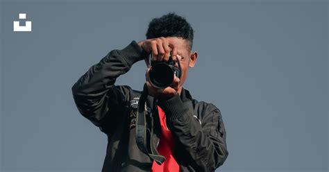 Foto Hombre Con Chaqueta De Cuero Negro Tomando Fotos Usando Una Cámara