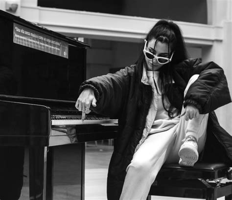 Zoelle Esce Il Nuovo Singolo Piano Man Newsic It