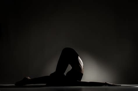 발레리나 소녀가 누워 스트레칭을 연습하고 요가 포즈를 취하십시오 어두운 배경에 측면 조명 실루엣 16 17 살에 대한 스톡 사진