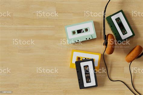 여러 가지 빛깔의 카세트 테이프와 오래된 헤드폰 3d 렌더링 컬렉션의 평면도 70에 대한 스톡 사진 및 기타 이미지 70 80 90 Istock