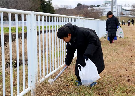 練習場へ感謝込めごみ拾い サッカースポ少ブリジャール一関｜iwanichi Online 岩手日日新聞社