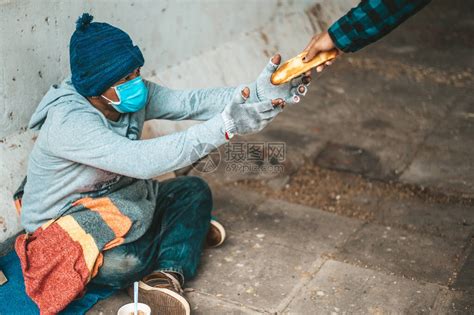 面包师给了坐在路边的乞丐高清图片下载 正版图片504553803 摄图网