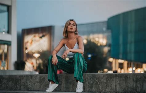 Обои девушка боке Lucie на телефон и рабочий стол раздел девушки разрешение 2048x1367 скачать