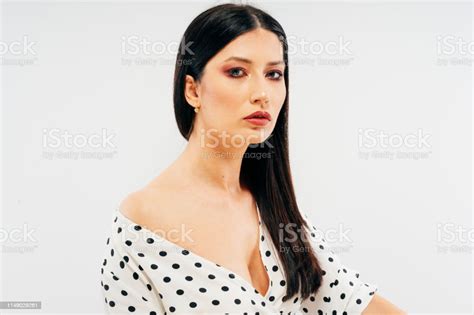 白い背景に対してスタジオで美しいブルネットの女性モデルの肖像画 1人のストックフォトや画像を多数ご用意 1人 カラー画像 スタジオ