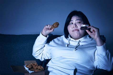 “삼겹살 받고 치킨 더블로 가 ”면 큰일…먹는 걸로 스트레스 풀면 안되는 이유[최고야의 심심 心深 토크]