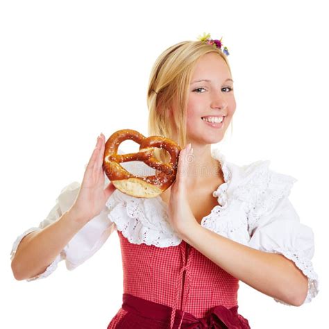 Frau Im Dirndl Mit Brezel Stockbild Bild Von Mädchen 180423213